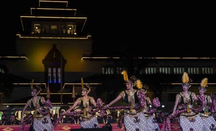 Bedhaya Sapta Kali Pertama Tampil di Luar Keraton - Joglo Jateng