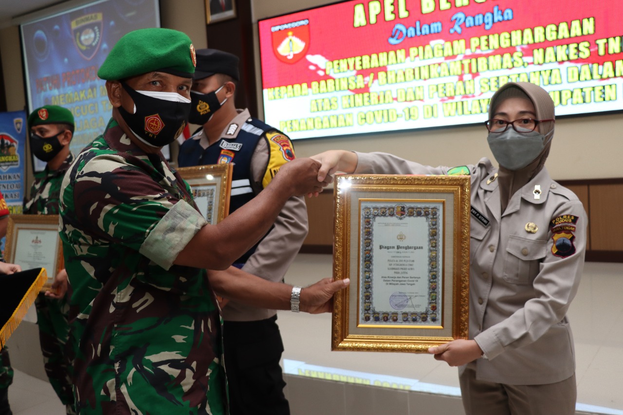 Serahkan Piagam Penghargaan Kepada TNI dan Polri - Joglo Jateng