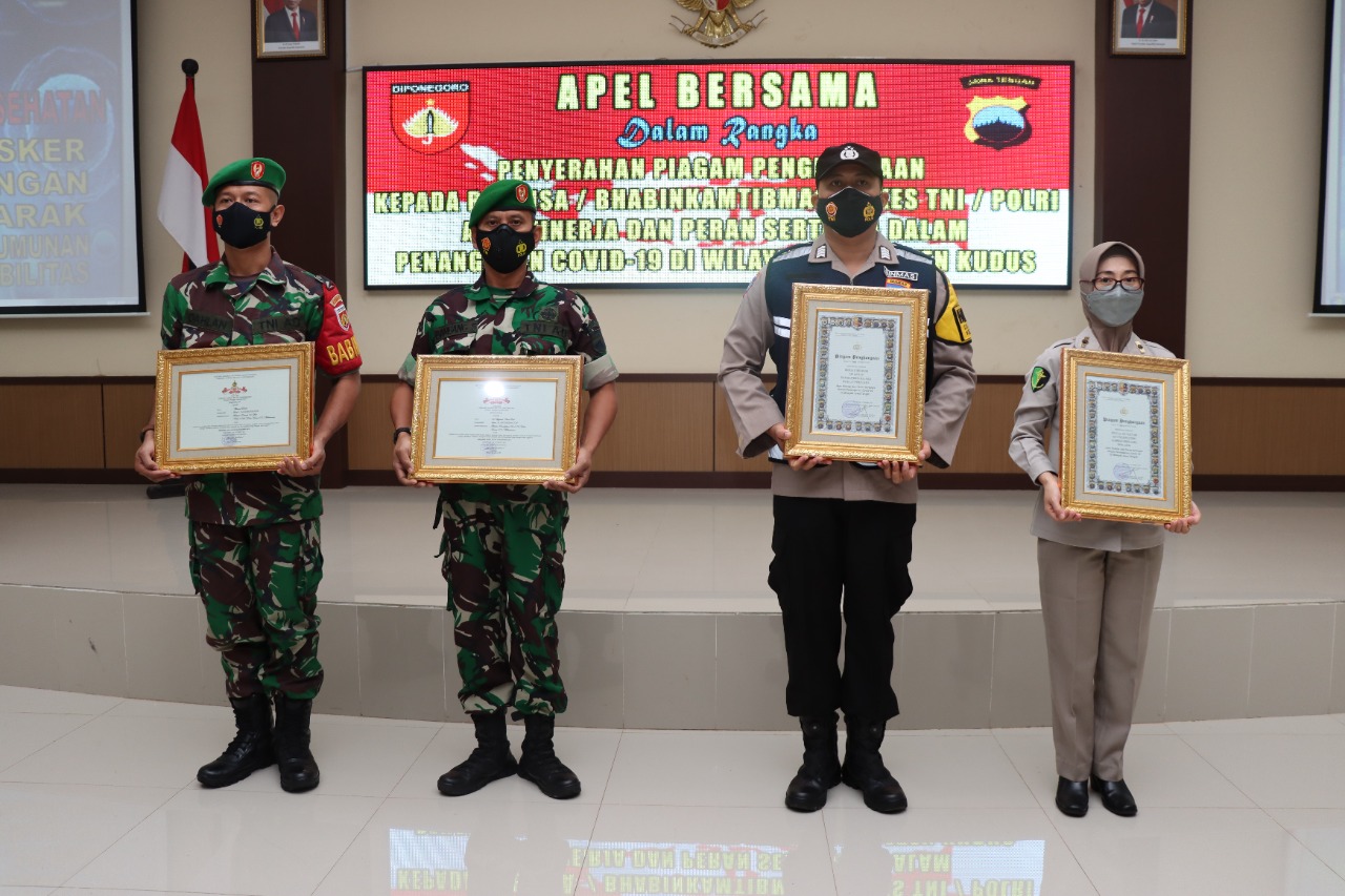 Serahkan Piagam Penghargaan Kepada TNI dan Polri - Joglo Jateng