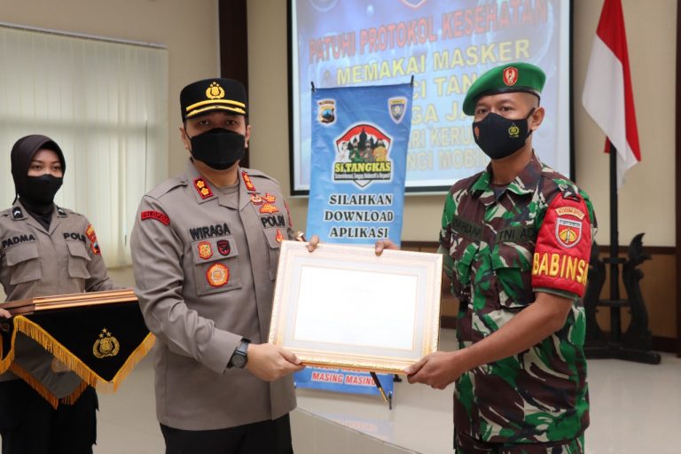 Serahkan Piagam Penghargaan Kepada TNI dan Polri - Joglo Jateng