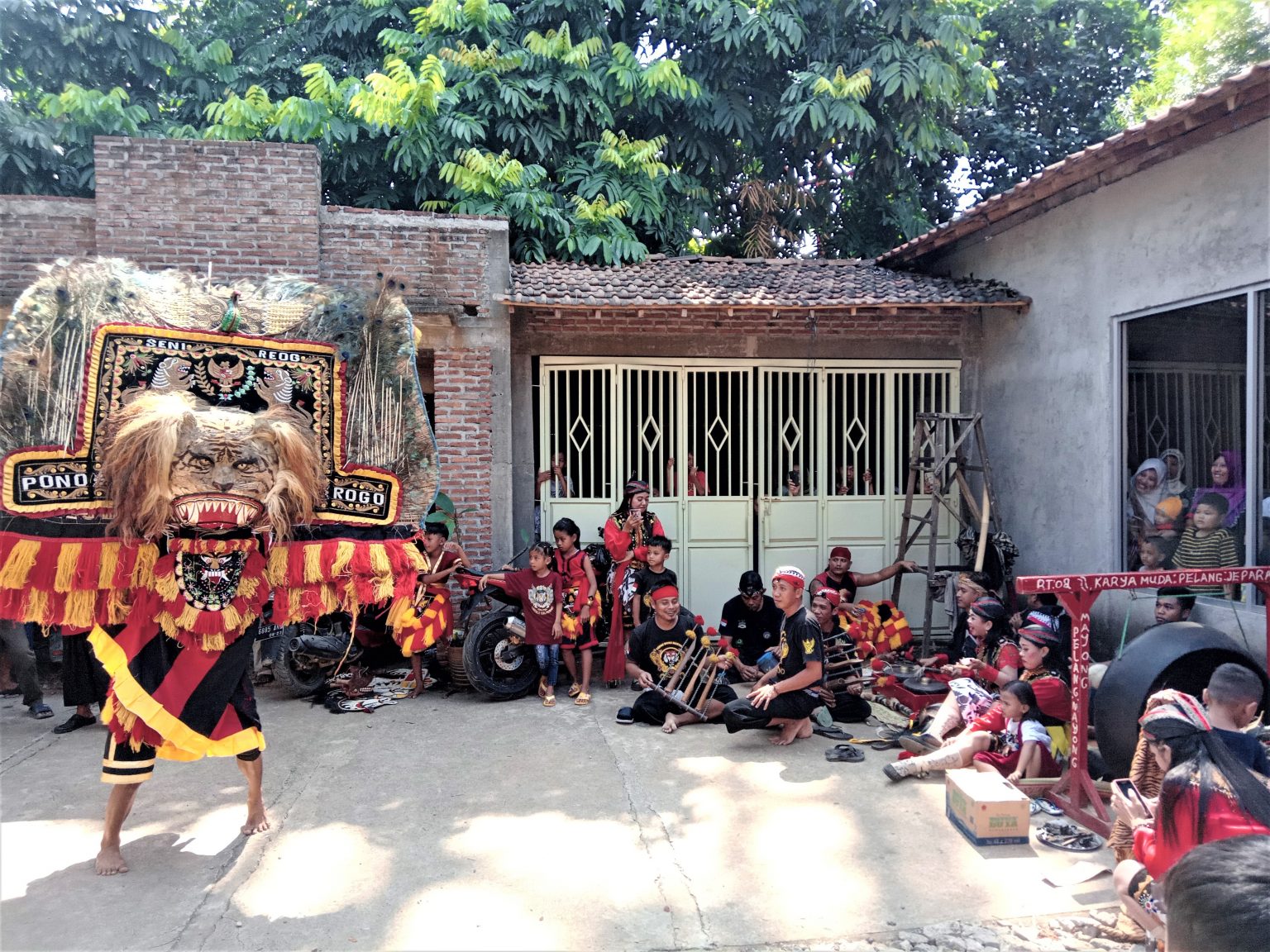 Meriahkan HUT RI dengan Kesenian Barongan - Joglo Jateng