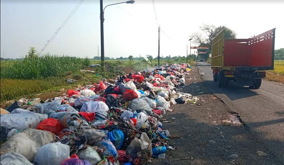 Sampah Menumpuk di Pinggir Jalan Guyangan-Jetak, Segera Dibereskan ...