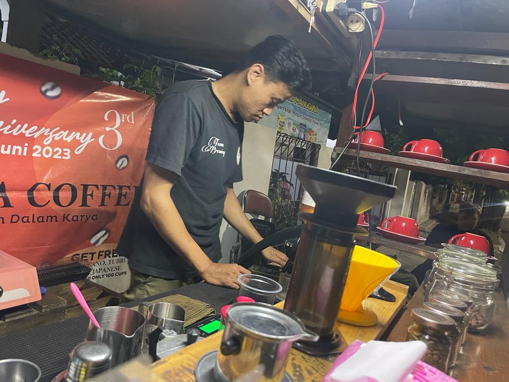 Sulap Gerobak Angkringan Jadi Kafe Merakyat - Joglo Jateng