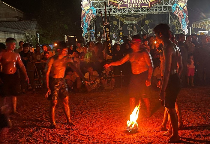 Tradisi Sepak Bola Api sebagai Simbol Perangi Nafsu - Joglo Jateng