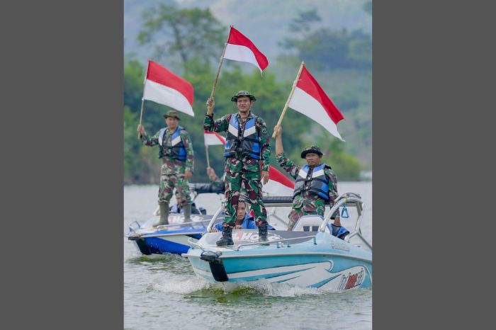 Heroik! TNI Kibarkan Semangat Merdeka dari Atas Speedboat di Bendungan ...