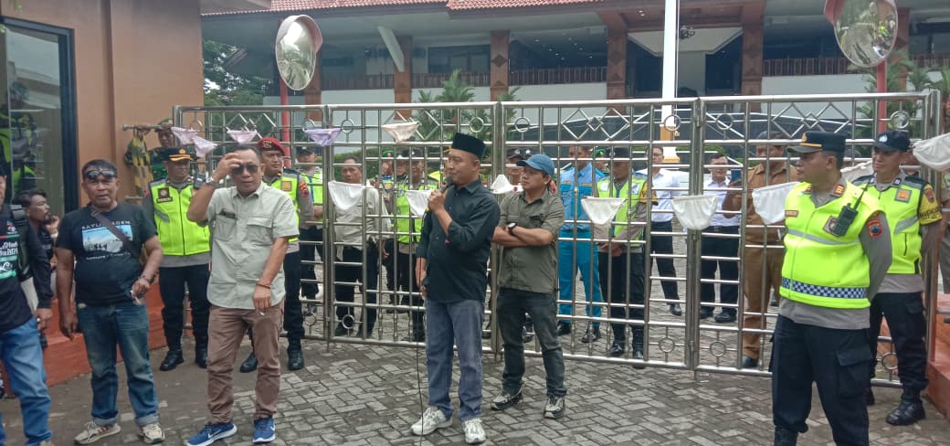 Demo KONI Kudus: Protes Tarian Dancersport, Massa Tempel Celana Dalam ...