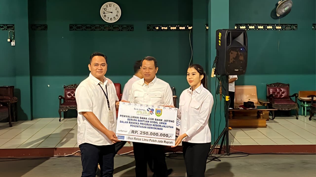 Salurkan Bantuan PKL Kudus Rp 570 Juta, Bank Jateng Bagikan Tenda dan ...