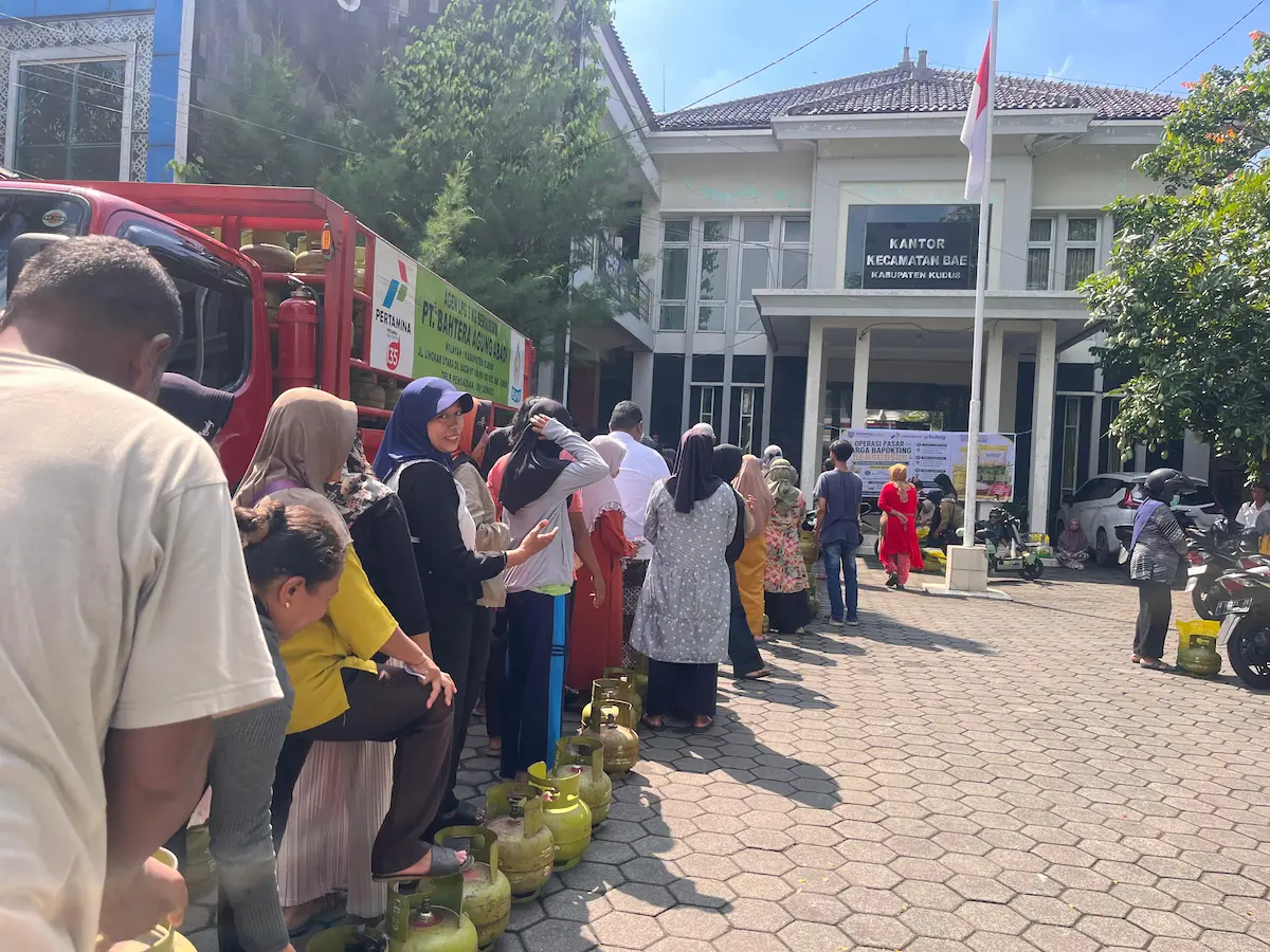 Ratusan Warga Bae Serbu Operasi Pasar Murah Kudus, Beras 5 Kg Dijual Rp ...