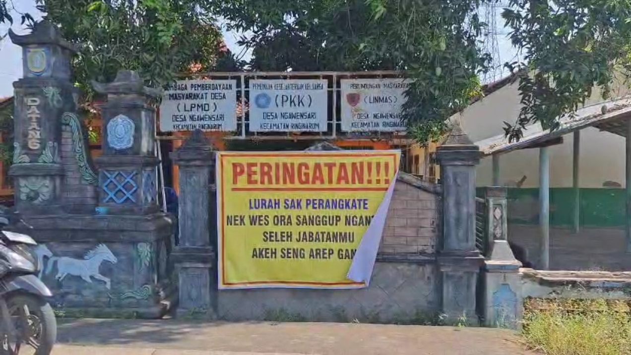 Sulit Temui Kades, Warga Ngawensari Pasang Banner Kritik di Balai Desa ...